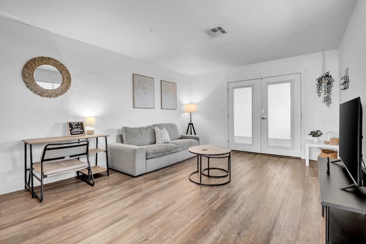 King, Parking | Steps From Phoenix Art Museum - Phoenix, AZ