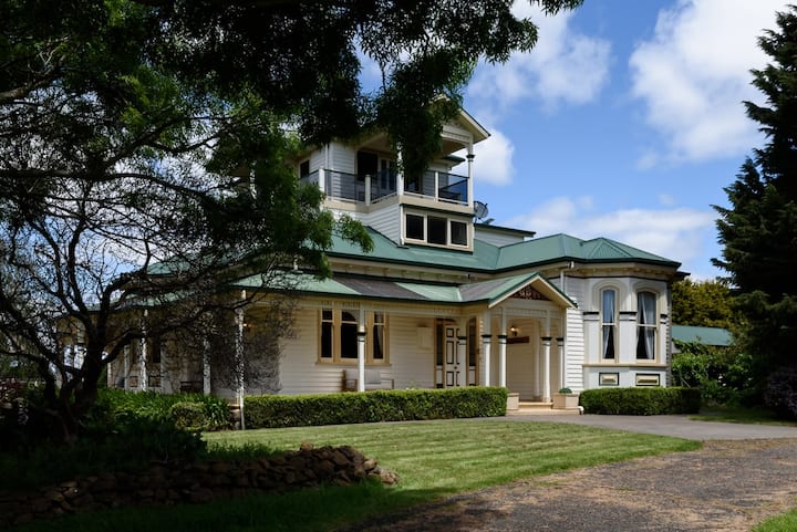 Historic Homestead: Views & Shared Tennis Court - Forth, Tasmania