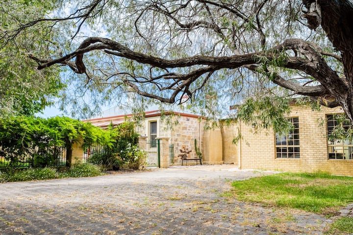 The Early Camilleri Residence - Broadwater