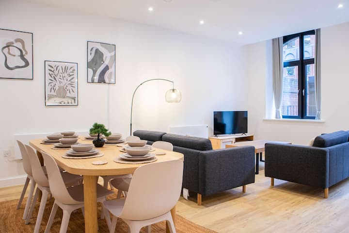 Modern 4-bed Apartment • Leeds Business District - Yorkshire