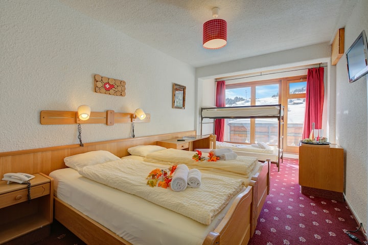Hotel Relais Alpin Family Room & Balcony2 - Gstaad
