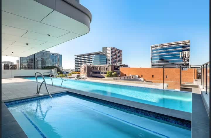 Modern 2br - City Views & Pool & Free Parking - 브리즈번