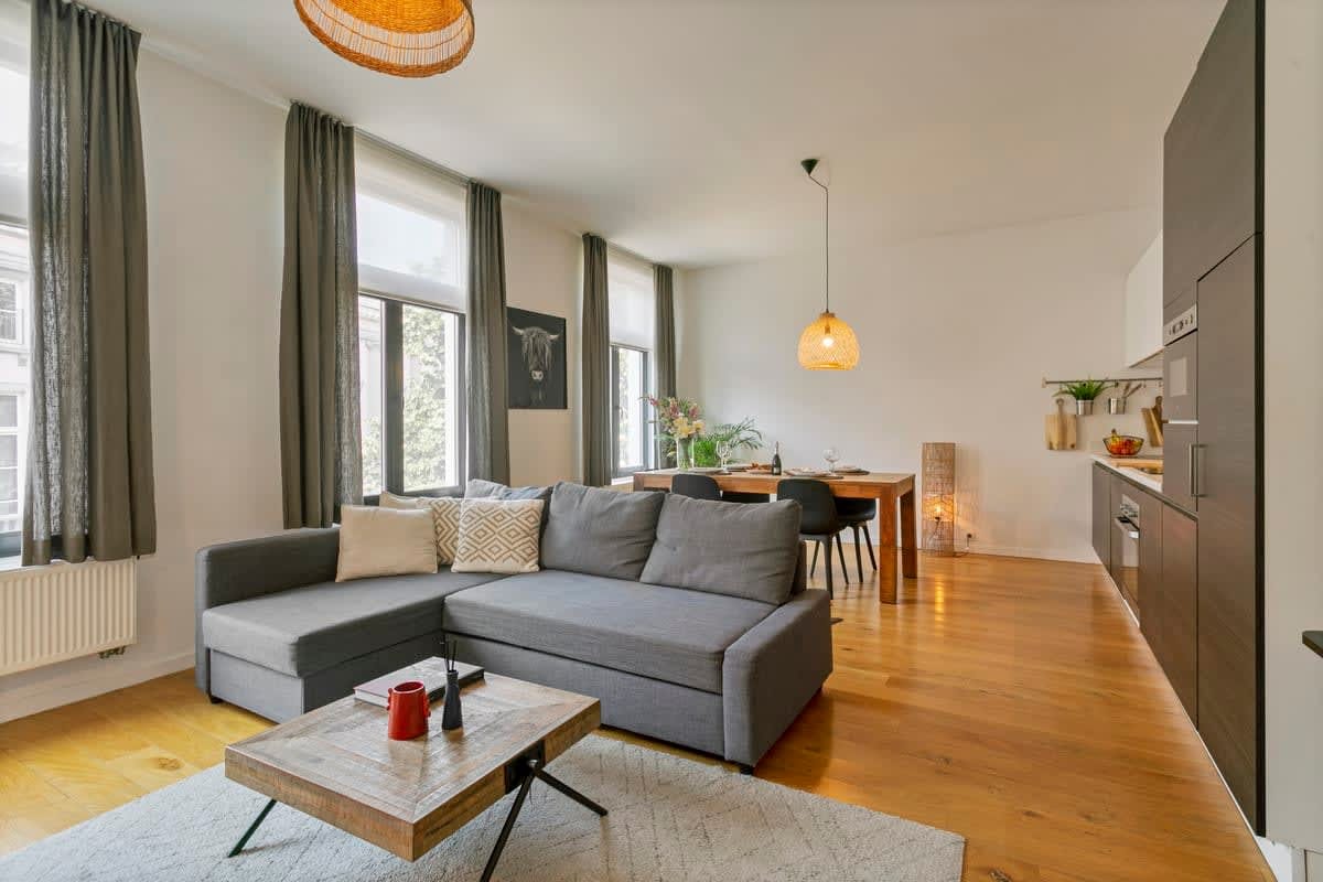 Modern Antwerp Getaway: 2-BR for Six - Appartementen te Huur in ...