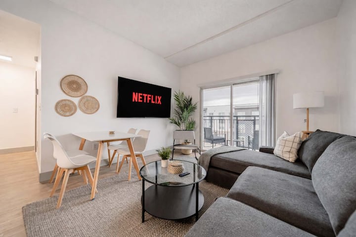 4br With Balcony And City View + Parking - Charlotte, NC