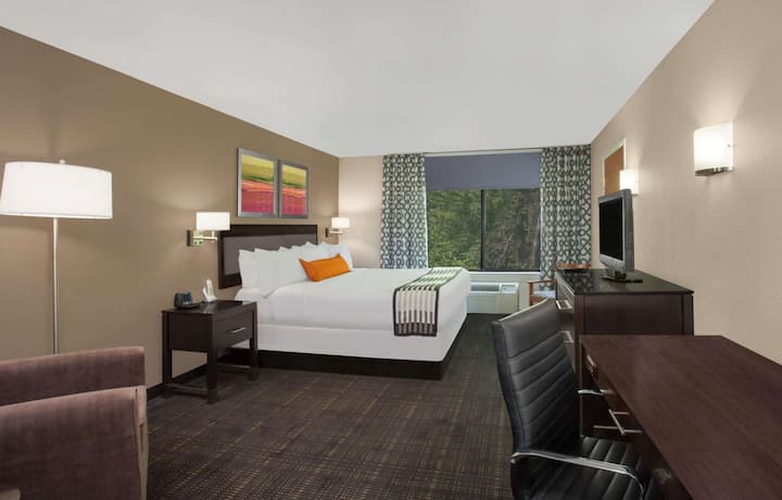 Studio Suite | Wingate Columbia | Spacious Stay - Columbia, MO