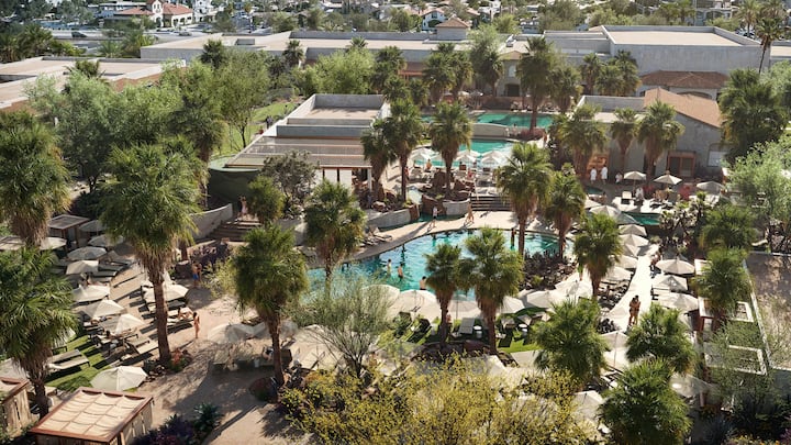 Minutes From Old Town Scottsdale + 2 Pools & Gym - Phoenix, AZ