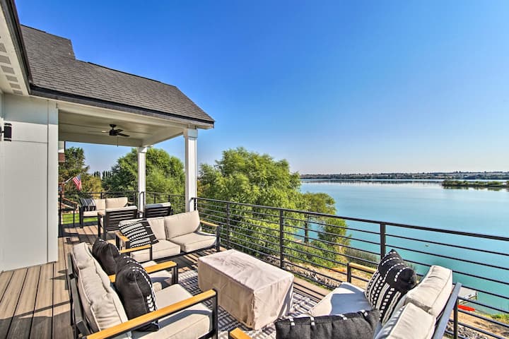 Lakefront Home W/ Private Dock, Game Room & Kayaks - Moses Lake, WA