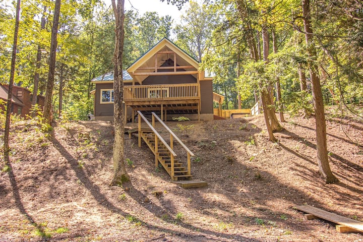 Riverfront | Hot Tub, Fireplace, Firepit, & Kayaks - Big Rapids, MI