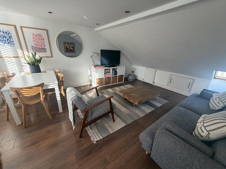 Cozy And Convenient Raynes Park Maisonette - Thames Ditton