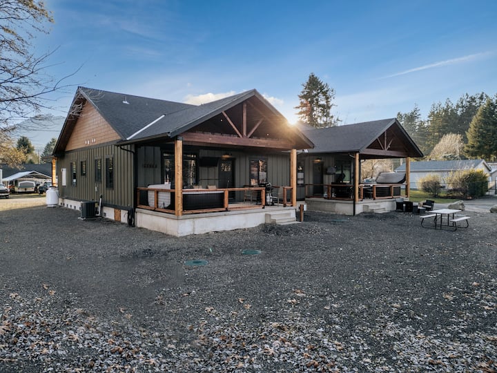 Packwood Rainier View Getaway, Unit B - Packwood, WA