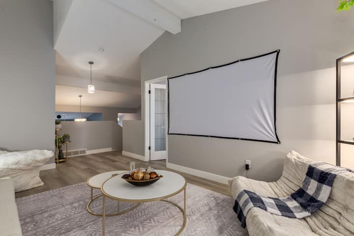 Movies|projector+gameroom|sleeps 6|free Parking - Calgary