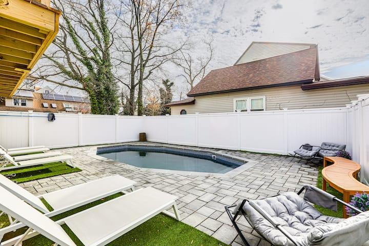 Walk To Keansburg Beach! Family Home W/ Pool - Keansburg, NJ