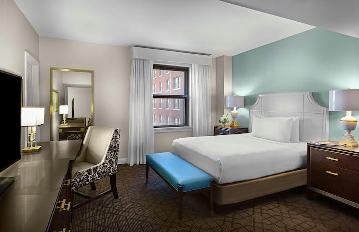 Cozy Queen With Free Wifi And Mini-fridge - St. Louis, MO