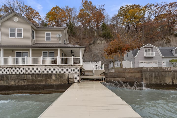Cayuga Lake | Dock | Sleeps 10 | Near Wineries - Aurora, NY