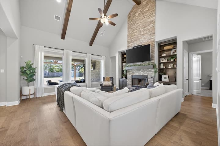 Midlothian Masterpiece W/ 5 Bedrooms - Midlothian, TX