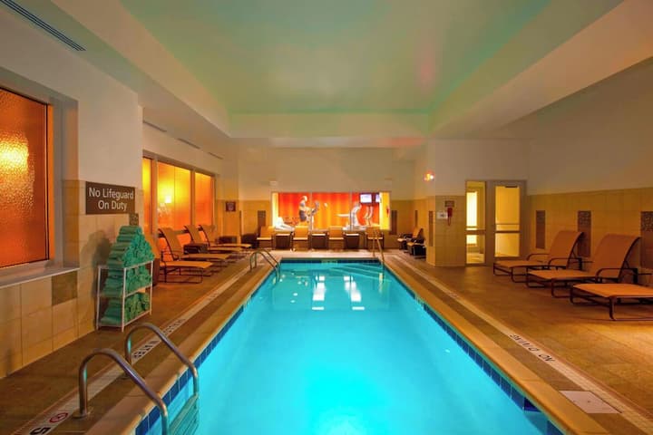 Near Stadiums | Free Breakfast. Pool. Full Kitchen - Pittsburgh