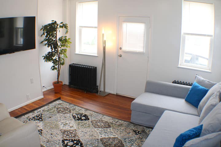 Fun Crash Pad • City Views • Off-street Parking - Pittsburgh