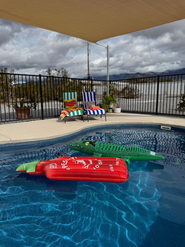 Maximalist Dream: Pool, Hot Tub, Fire Pit, 4br/2ba - Pahrump, NV