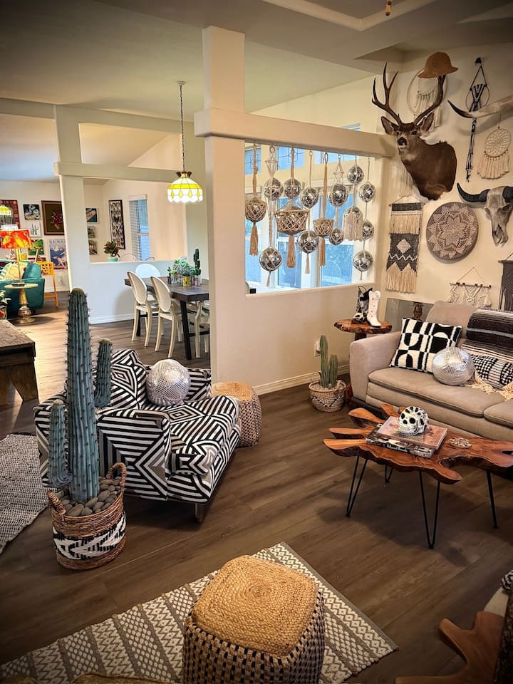 Maximalist Dream: Pool, Hot Tub, Fire Pit, 4br/2ba - United States