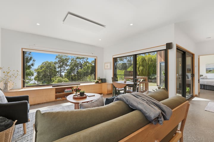 Tranquility Base - 1 Bedroom Cabin - Oceanview - Hobart