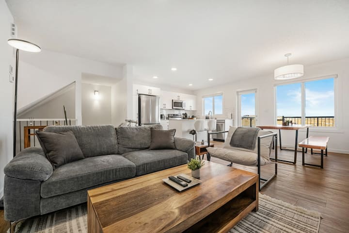 Modern Family Retreat W/ Games, King Bed & Garage - Edmonton