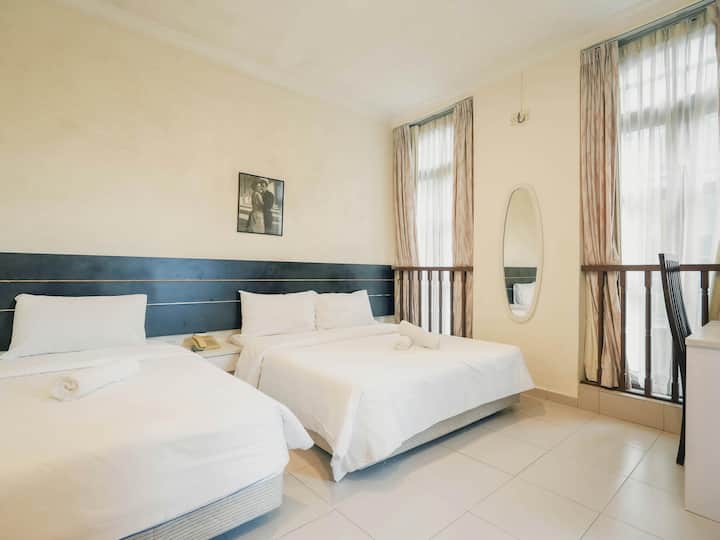 Deluxe Triple Room In Budget Hotel In Little India - Singapore