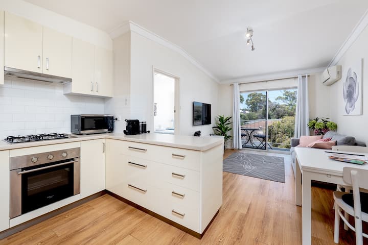 Fairlight Breeze – Bright Coastal Apartment - Cottesloe
