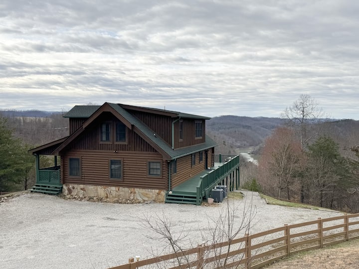 Cozy Home With Stunning Views, Fire Pit, And Large - New Tazewell, TN