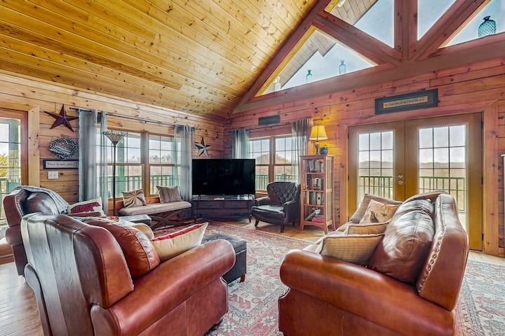 Cozy Home, Sleeps 21・views・hot Tub・large Yard - Norris Lake, TN