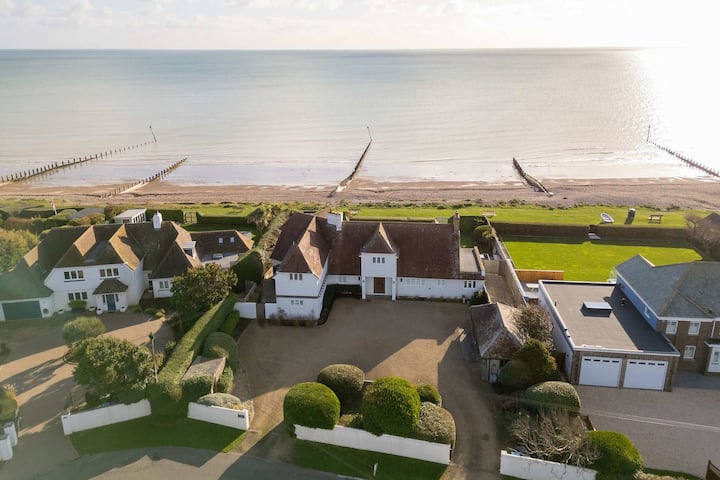 Luxury Beachfront Retreat For 14 With Hot Tub - Arundel