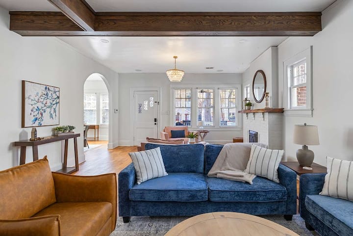Beautiful 6 Bedroom Home, Walk To Shops And Dining - 