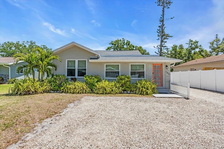 Tangerine House | Fire Pit + Tree House - Sarasota, FL