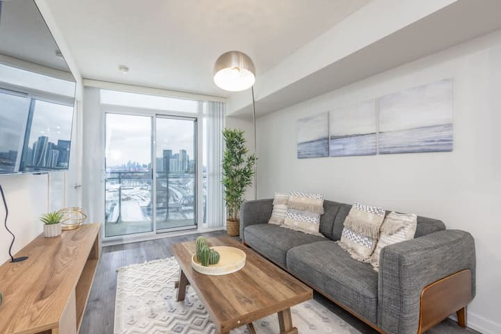 Trendy Condo With City Views & 1 Free Parking - Toronto, ON