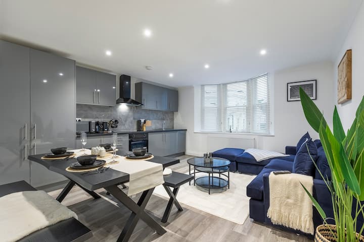 Stone Street | Modern 3-bed For Groups & Families - 호베