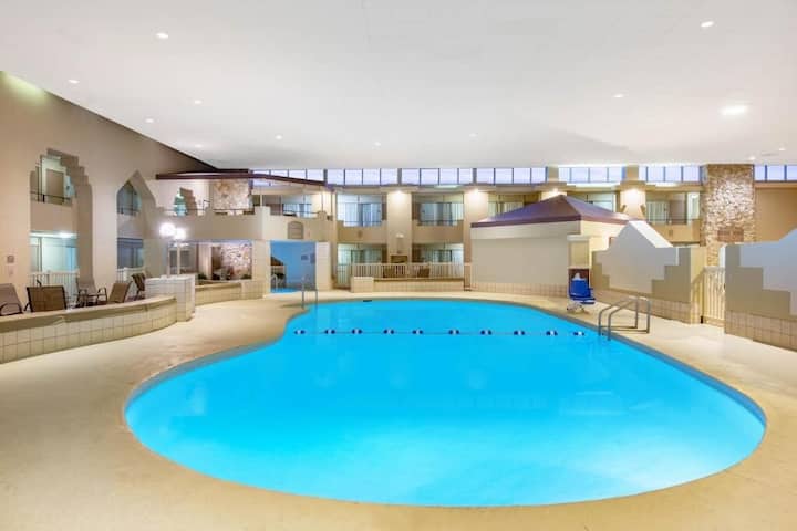 Poolside 2 Double| Ramada Grand Island| Fam Stay - Grand Island, NE