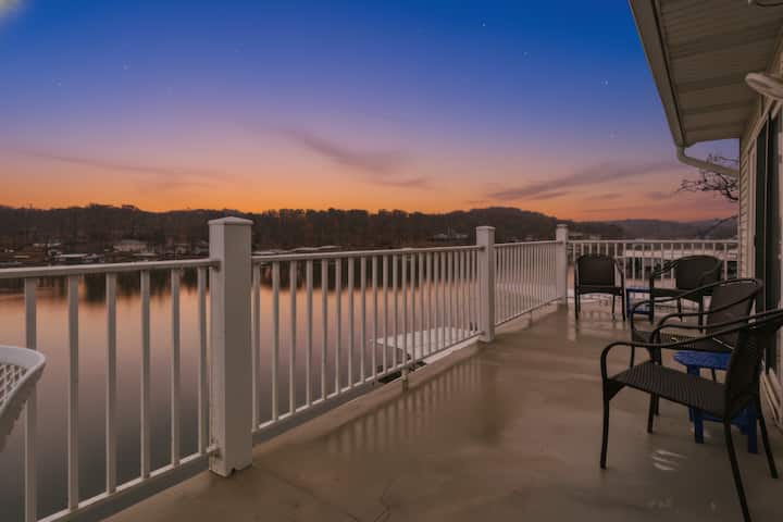 Lake Views & Loft Retreat For Kids + 12x30 Slip - Sunrise Beach, MO