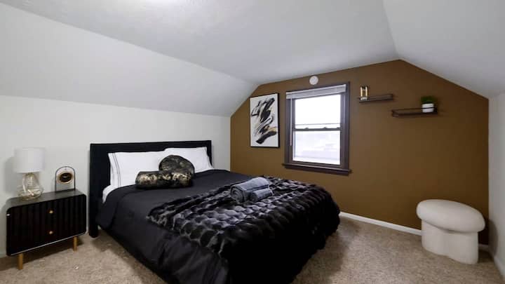 The Onyx Loft Suite - Parma, OH