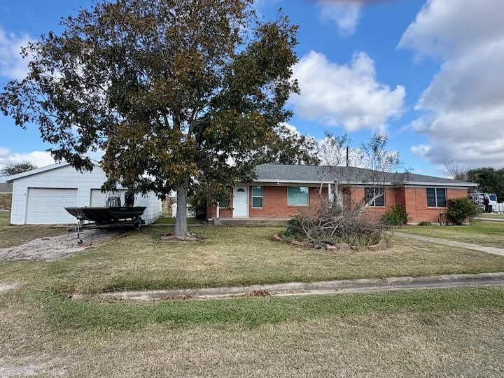 Spacious Beach Getaway - Sleeps 16-game Room - Matagorda, TX