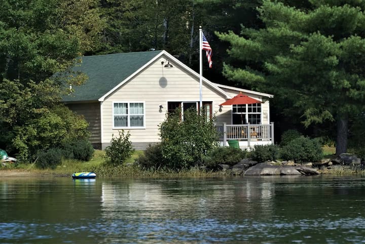 Waterfront Getaway Dog-friendly + Peaceful Setting - New London, NH