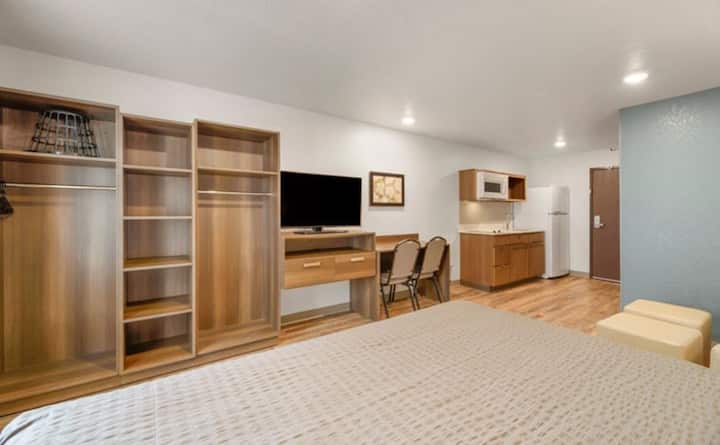 2 Queen Suites W/ Kitchen | Pet-friendly & Laundry - Newnan, GA