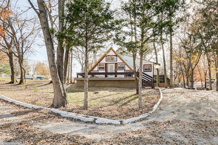 5 Mi To Old Odessa: Cabin W/ Deck & Rural Views - Odessa, MO