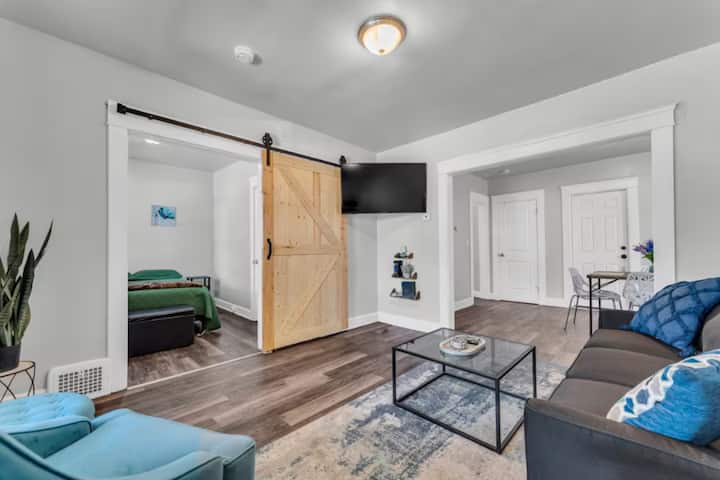 South Hills Haven|modern Duplex|24/7 Guest Support - Parma, OH