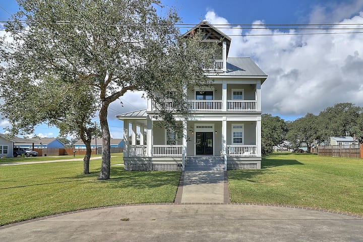 Barefoot Pelican - Rockport, TX