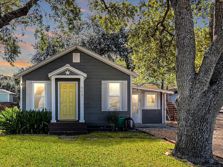 Market Street Retreat - Rockport, TX