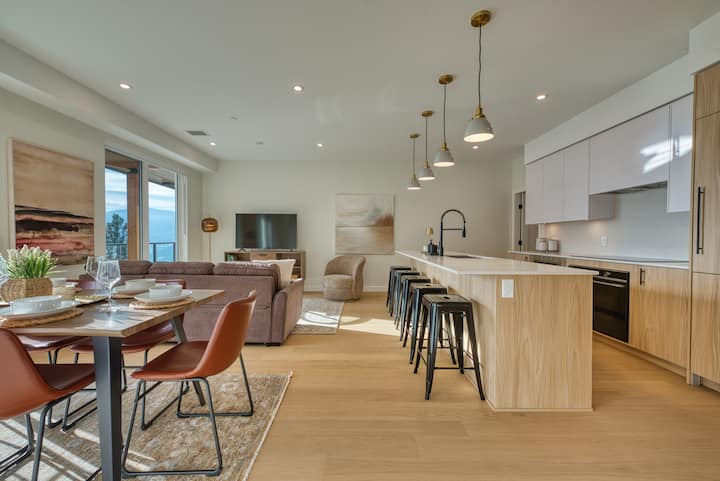 Zara • Top Floor Lakeview • Private Patio - Lake Country