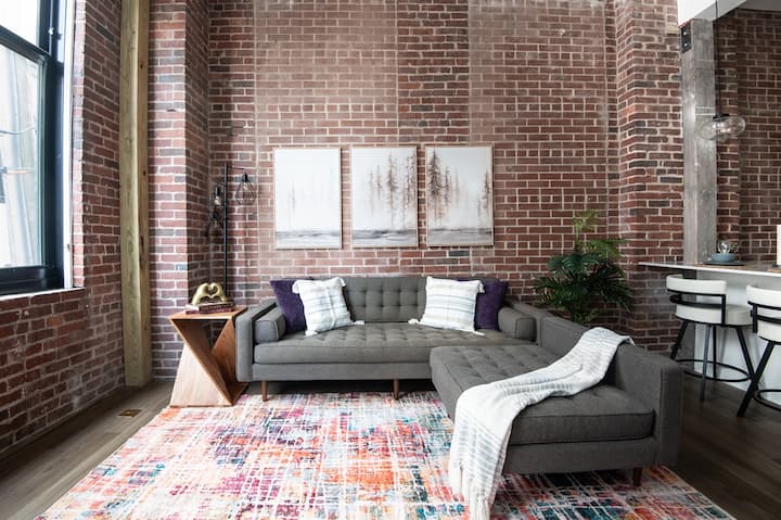 Brick & Beam Retreat— Wifi/downtown/secure Parking - Birmingham, AL