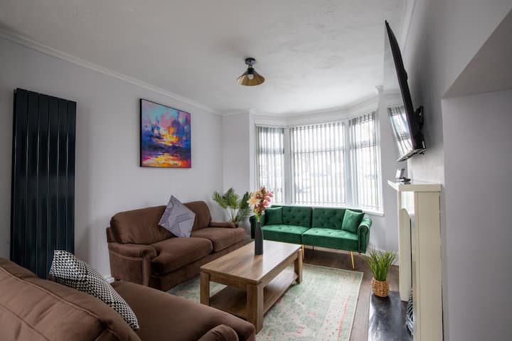 3-bed | 2 Min Walk To Uhcw Hospital | Parking - Coventry