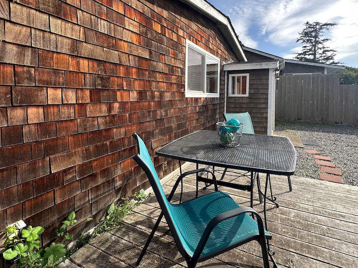 Harbor View Cottage + Studio - Gold Beach, Oregon - Gold Beach, OR