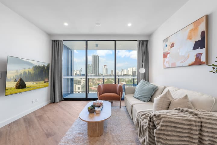 Modern Lux 2br High-floor Apt | Ocean Views, Pool - Surfers Paradise