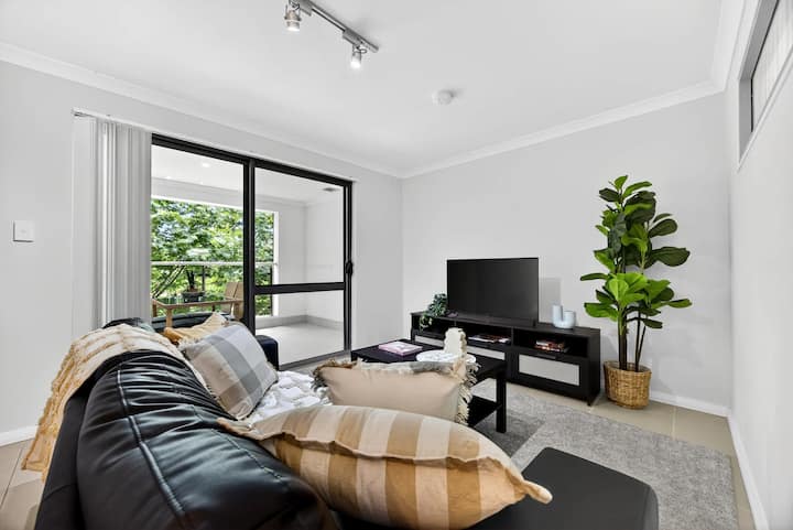 Relaxing Rockingham 1br Balcony & Parking - Rockingham